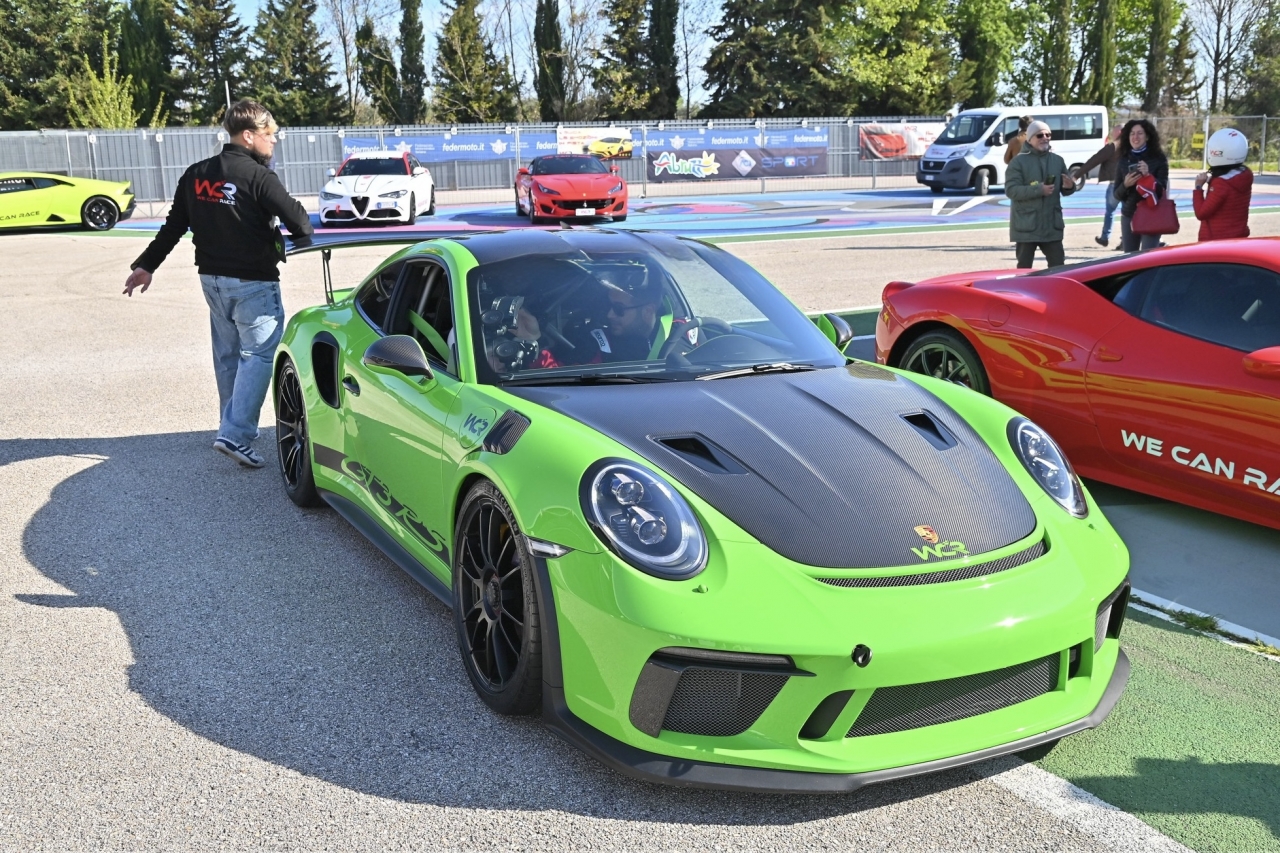 第一圈保时捷 911 GT3RS Autodromo Pista Salentina 起 67€ | Yumping